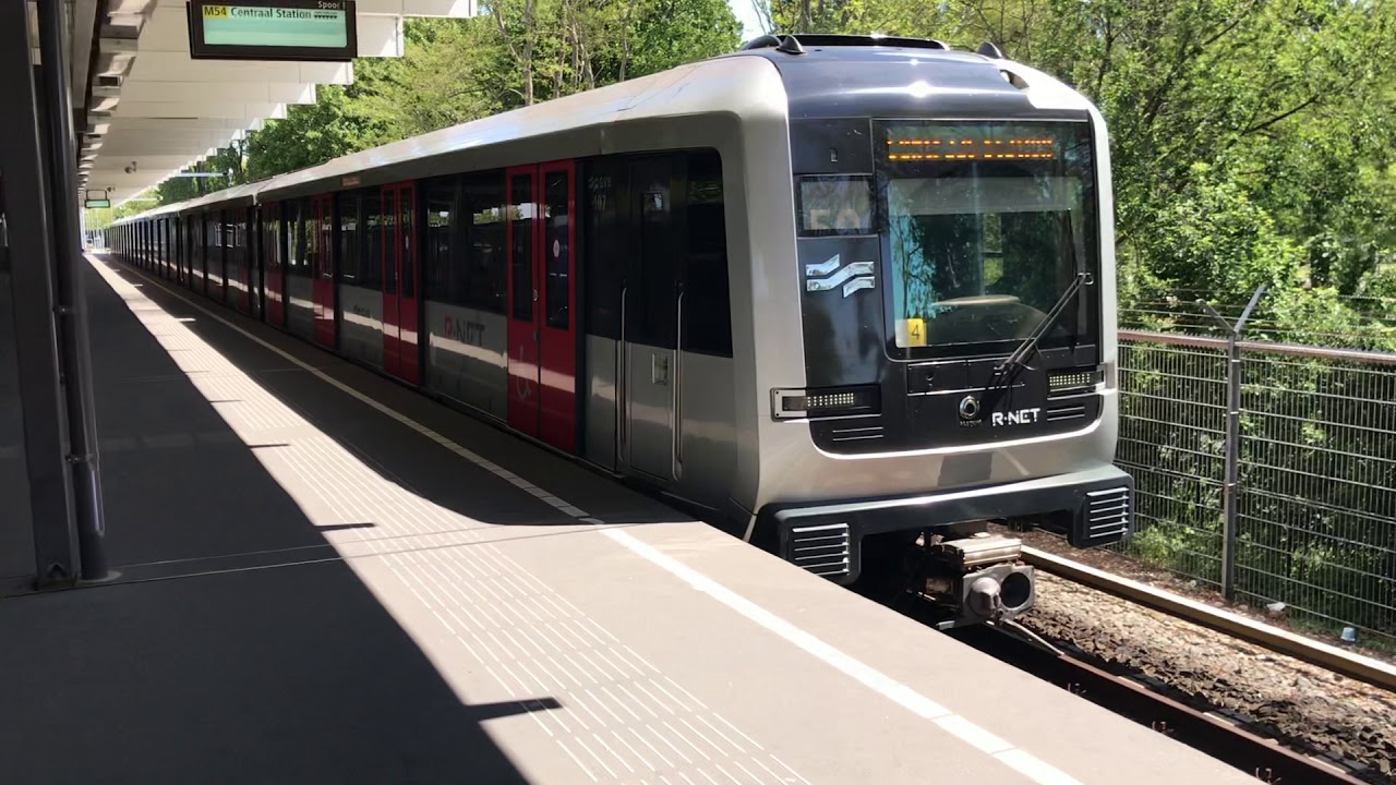 Vertrekt de M5 Metro 54 in Metrostation Gein - YouTube