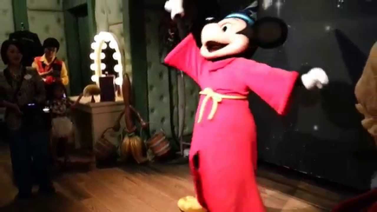 Mickey mouse dancing tokyo Disneyland - YouTube