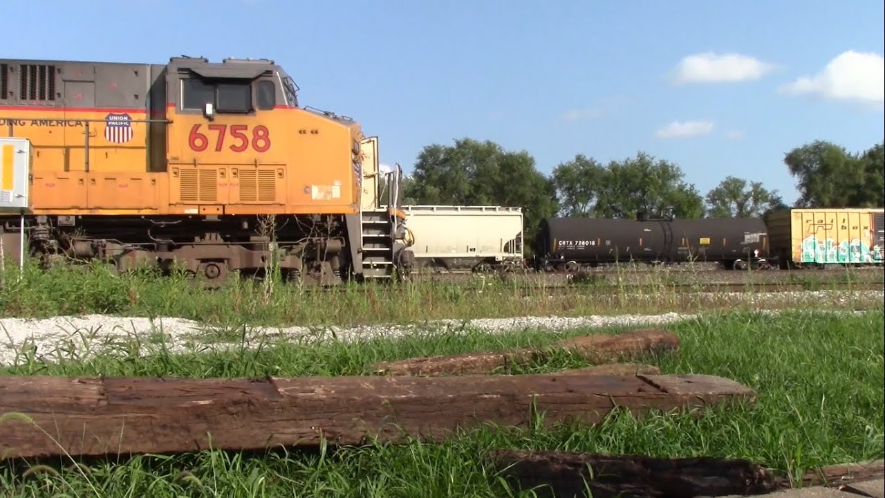 NS 32N (NS 1090, NS 4579) and CSX X641 (UP 6758, UP 5660) Meet in Lafayette, Indiana - YouTube