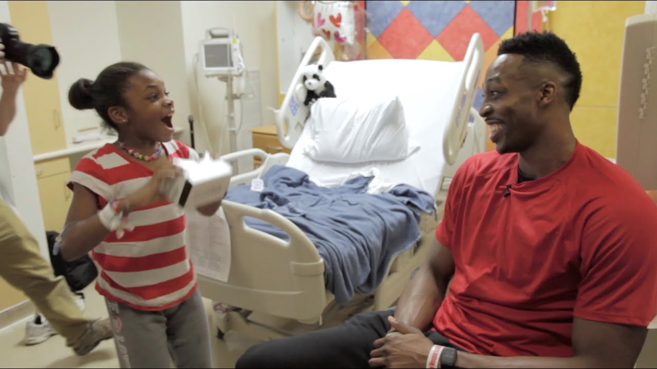 Dwight Howard surprises kids in hospital with Google Cardboard - YouTube