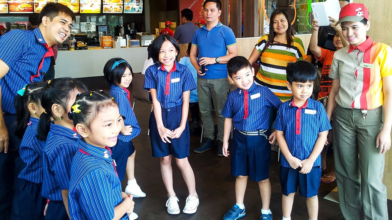 JOLLIBEE LITTLE MANAGER I MCDONALS KIDDIE CREW I MINION EVENTS - YouTube