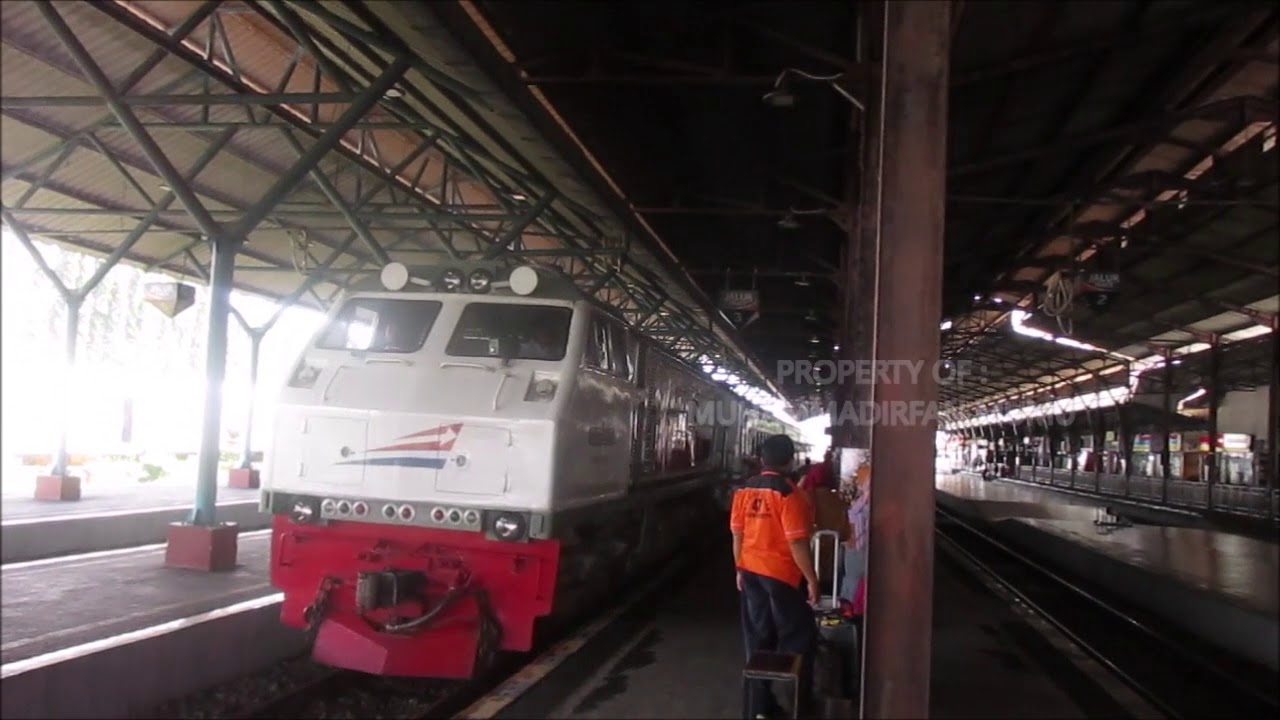 Kereta Api 118 Fajar Utama Yogya tiba di Stasiun Purwokerto - YouTube