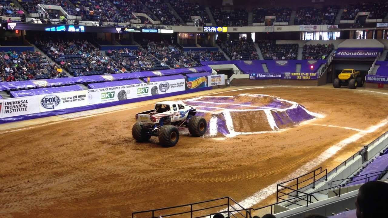 Monster Jam Richmond Va 2-20-16 USA-1 Obstacle Course Run - YouTube
