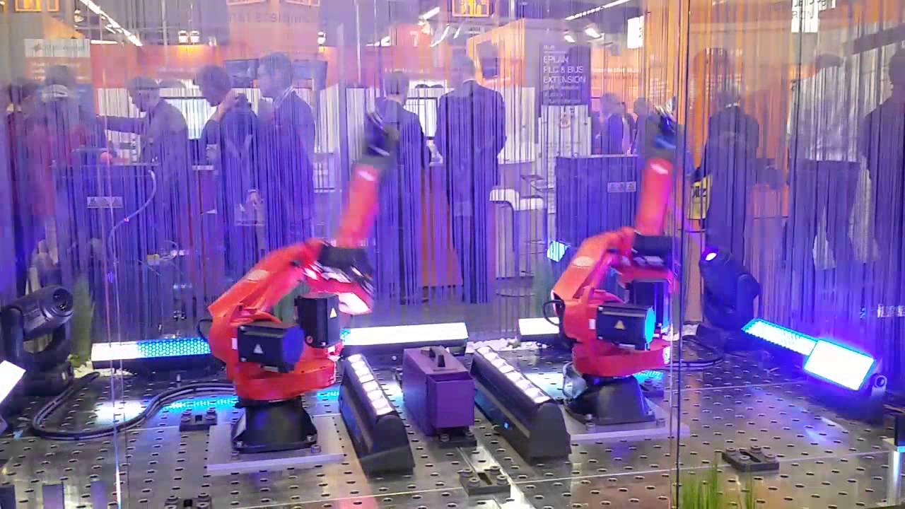 robot comau - YouTube