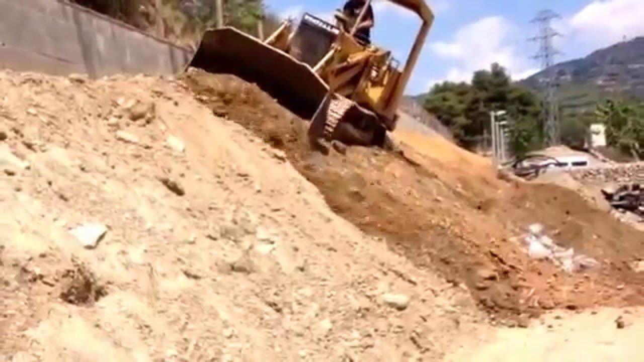 Pala excavadora Fiat fl5 de Excatrans Martínez arreglando talud - YouTube