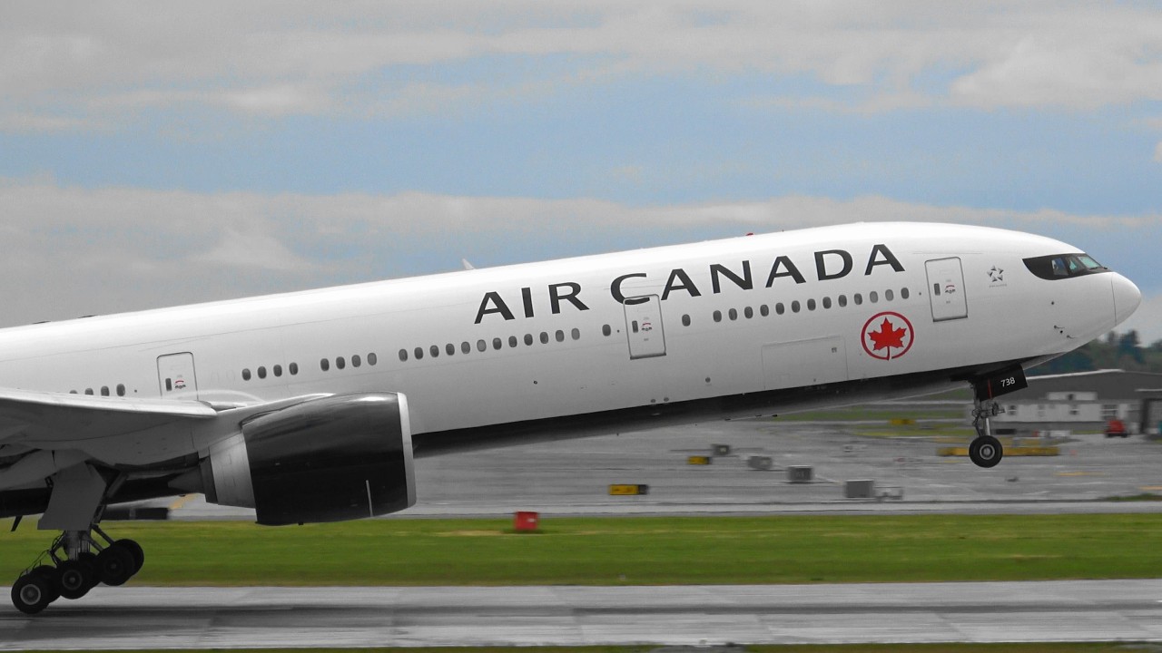 Air Canada Boeing 777 taxi and takeoff - YouTube