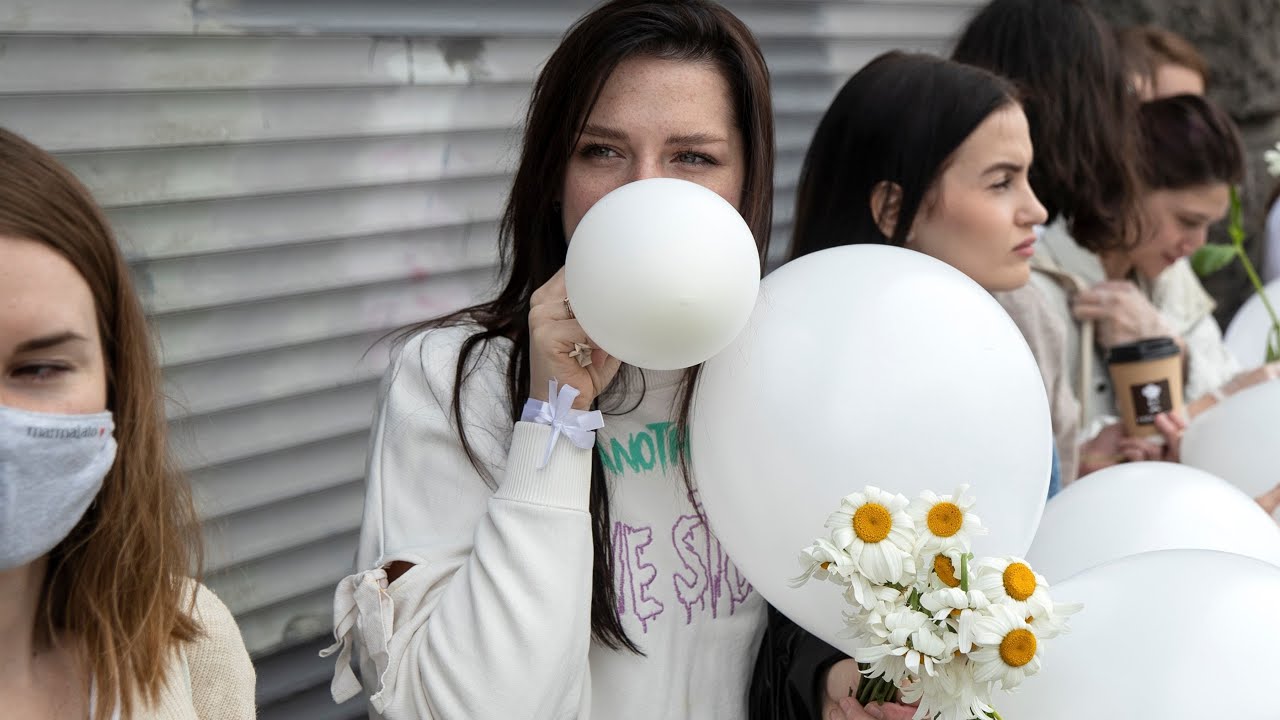 Belarus: Protesters armed with flowers and balloons back on the streets ...
