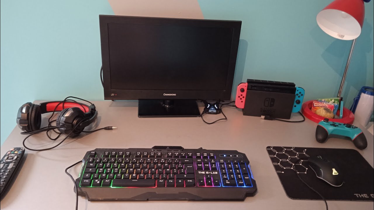 je vous présentes mon setup gamer a plus de 1500 euro . Il est insane ...