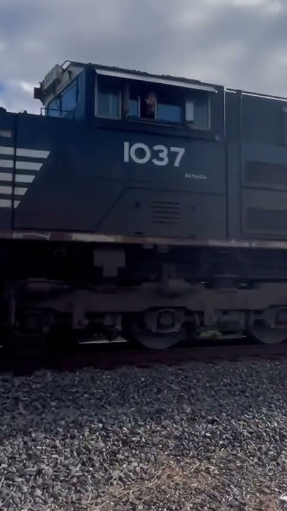 NS 1037 leads a friendly 38G! Passing Springdale, PA. - YouTube