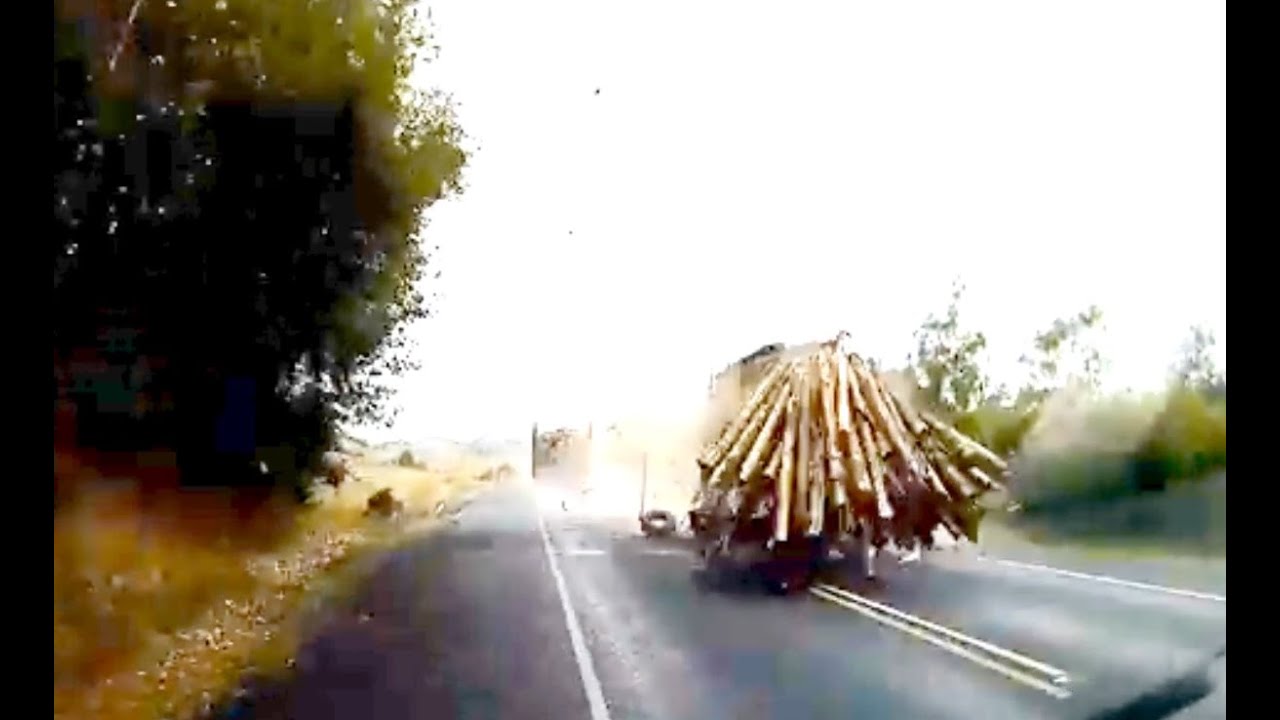 Logging truck loses log load on highway - The Traffic Fox - YouTube