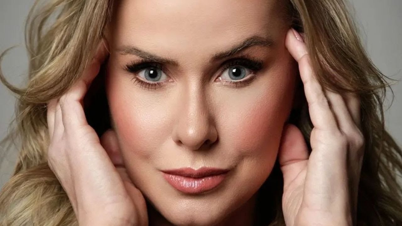 LOLA MELNICK SURGE DE BIQUÍNI E AGITA A WEB - YouTube