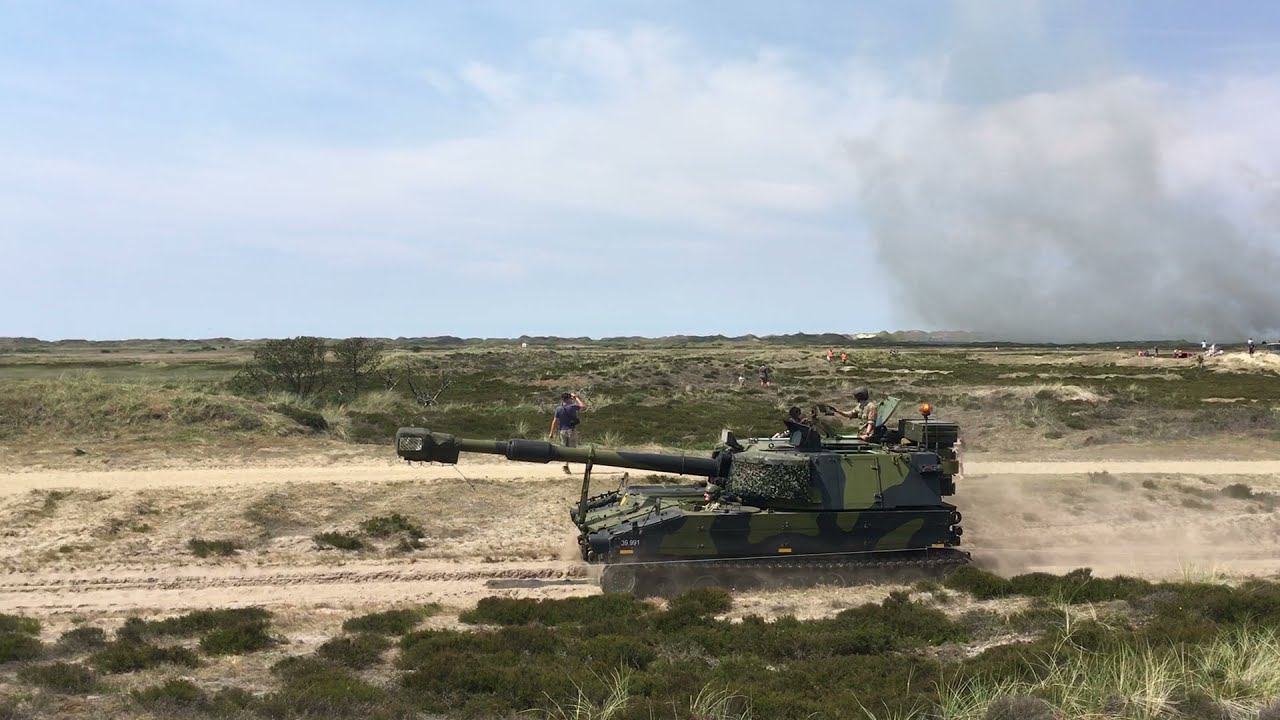 M109A1 - YouTube