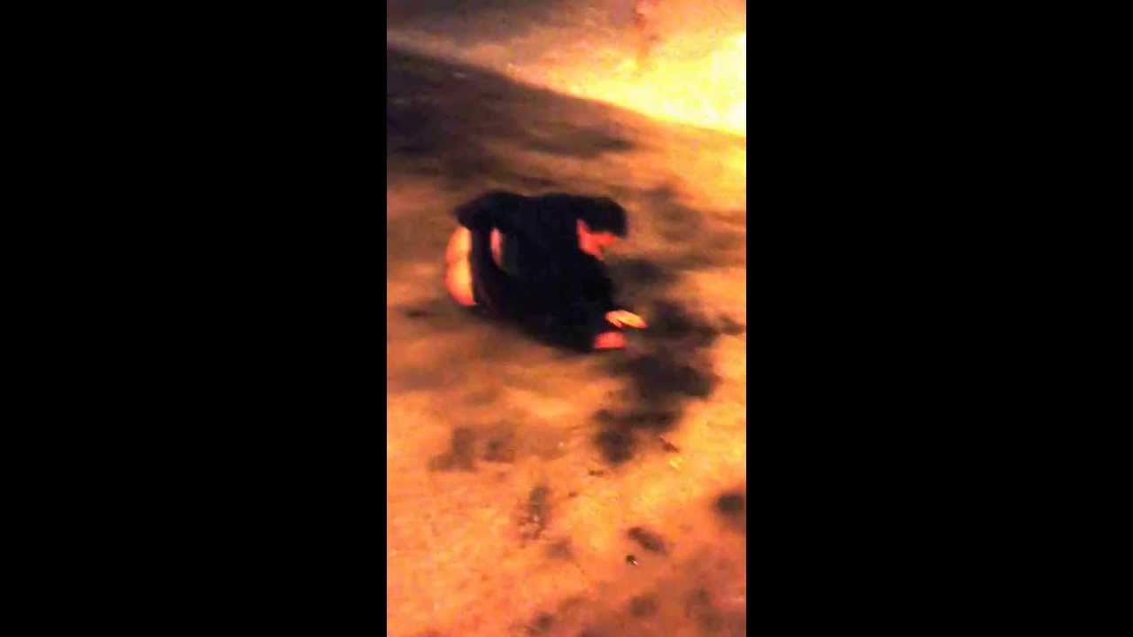 Gars trop saoul qui tombe sur la glace - YouTube