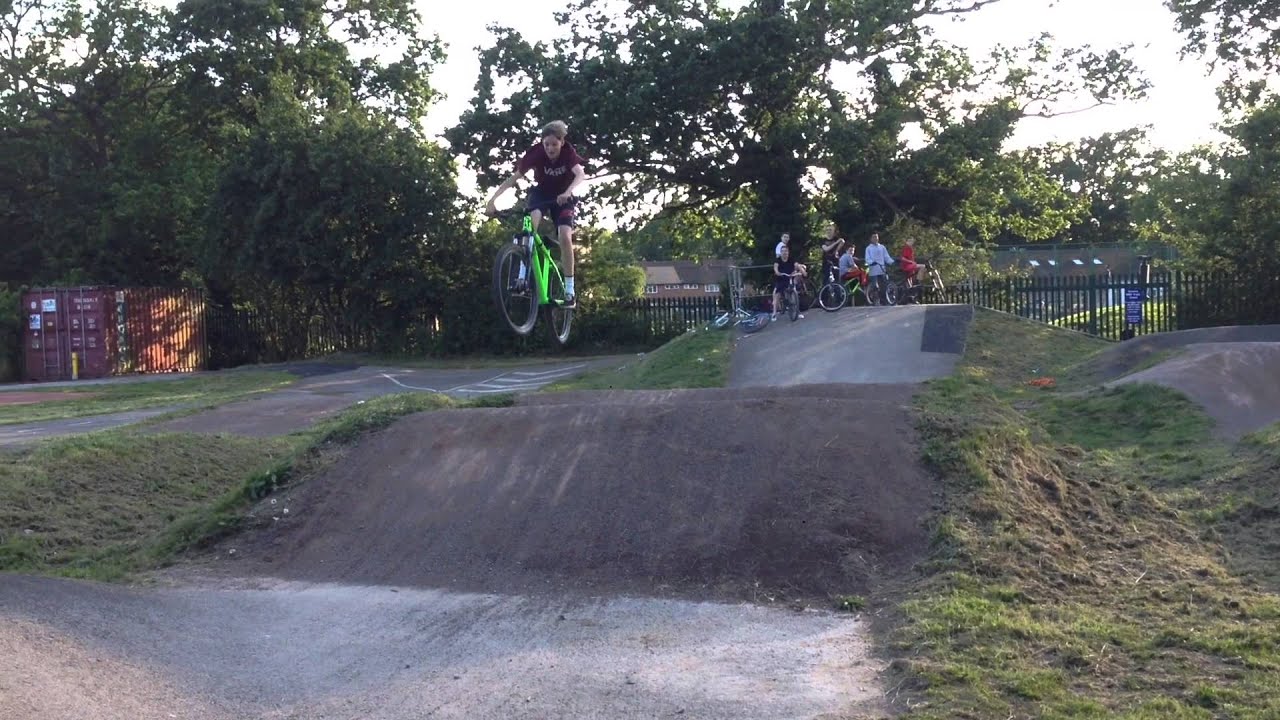 A Day at Crawley Bmx Track. - YouTube