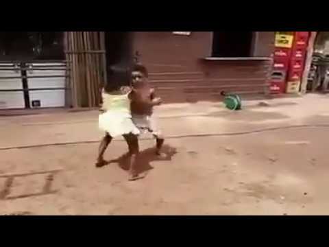 Menino e menina dançando kkkkkkkkk