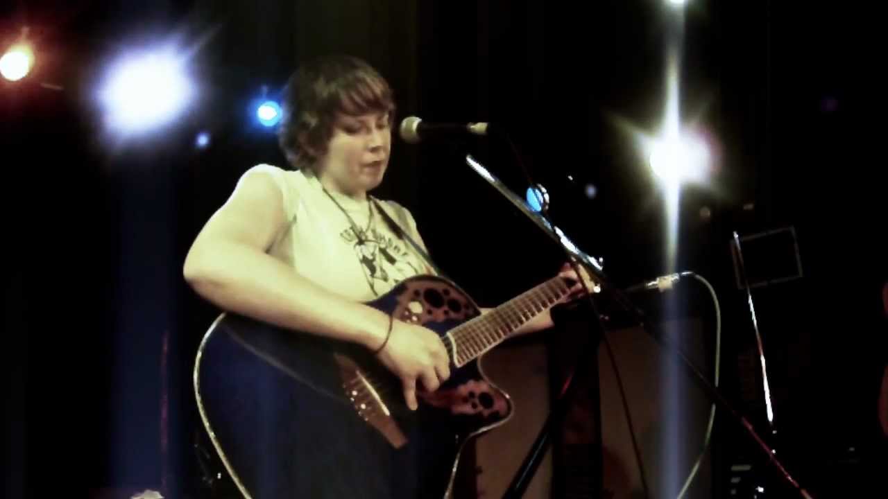 Hannah Rey performs "College Boy" Live at Beaners Central - YouTube