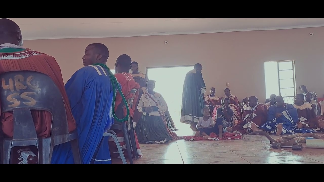 Mai Garikai Mutambi singing baba ndiri mwana wako @Messina - YouTube