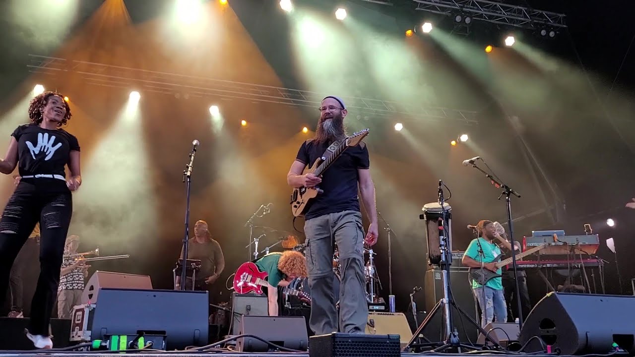 Groundation " Hold Your Head Up " en concert à La Défense Jazz Festival ...