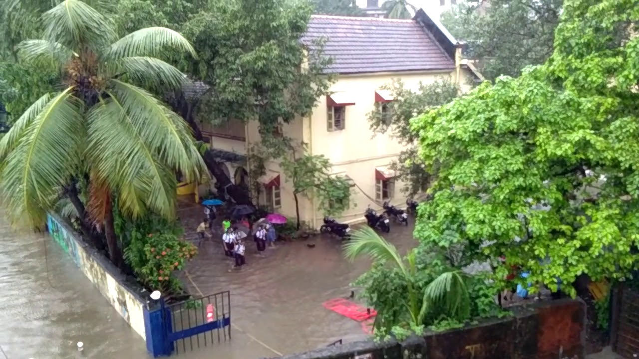 Heavy shower ☔Matunga police station and sion police station in water ...