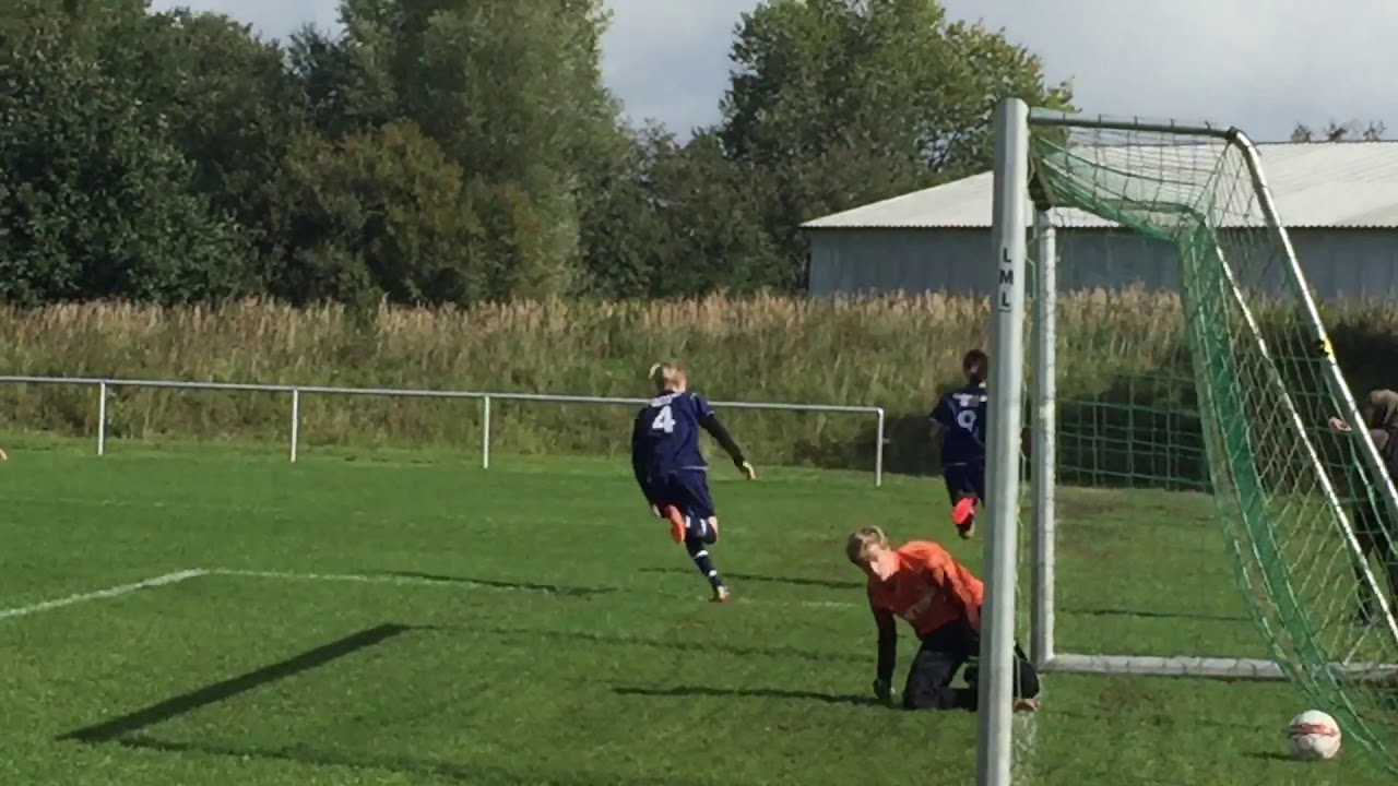 Emil Yde fra Blovstrød Skole scorer på straffe - YouTube