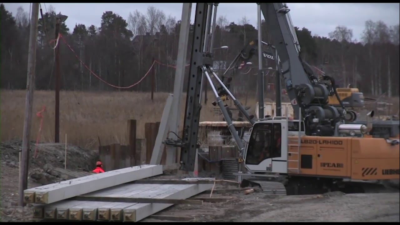 Liebherr - Piling rig LRH 100 with special leader kinematics - YouTube