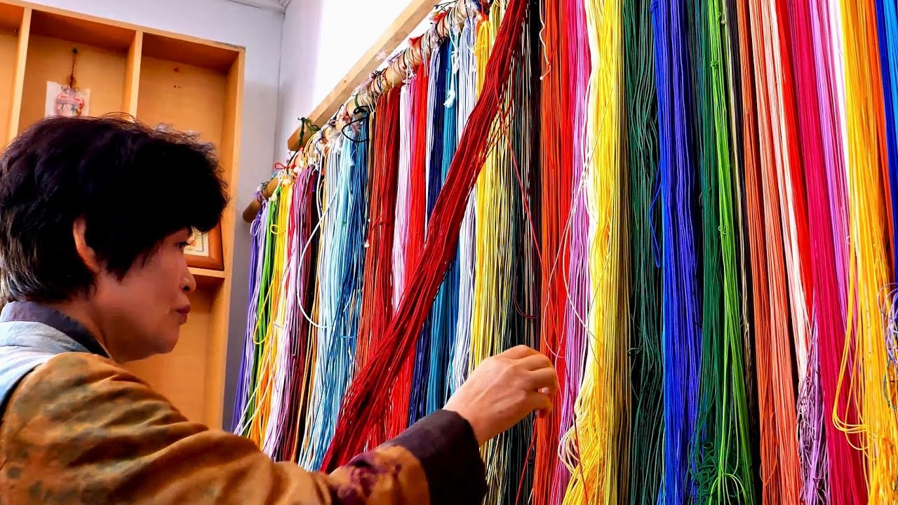 Process of making Korean traditional ornaments. Master of traditional ...