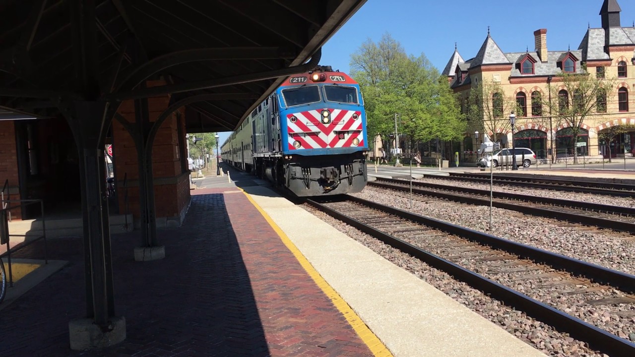 Outbound Metra 211 Arrives at Riverside IL - YouTube