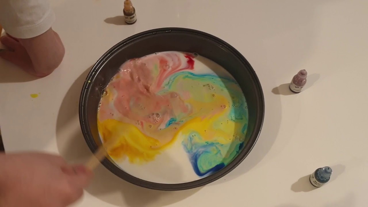 Experiment pentru copii - Curcubeu in lapte - YouTube