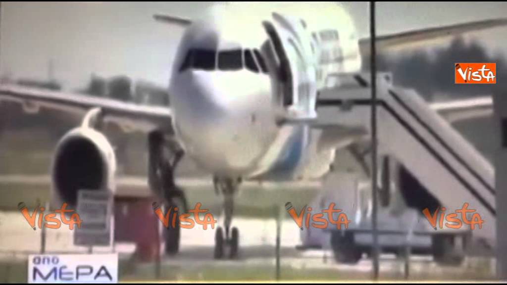 EPYPTAIR, IL PILOTA DELL'AEREO DIROTTATO FUGGE DAL FINESTRINO - YouTube