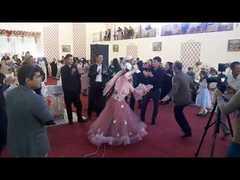 Toyda raqqosa tolpo ichida