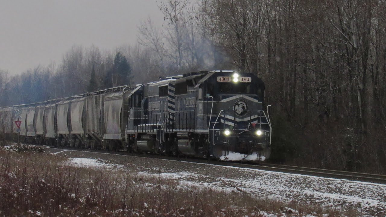 LSRC 4304 and LSRC 304 leading 326S through Ossineke and Black River Michigan - YouTube