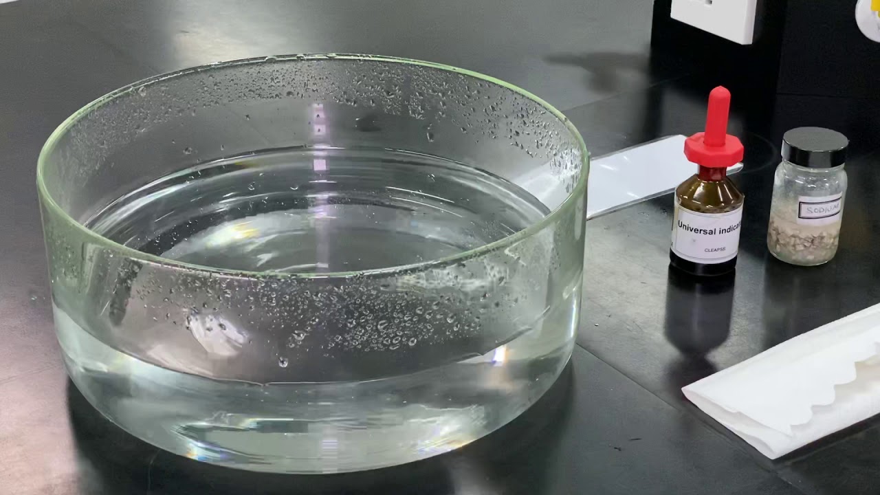 Reaction between sodium and water - YouTube