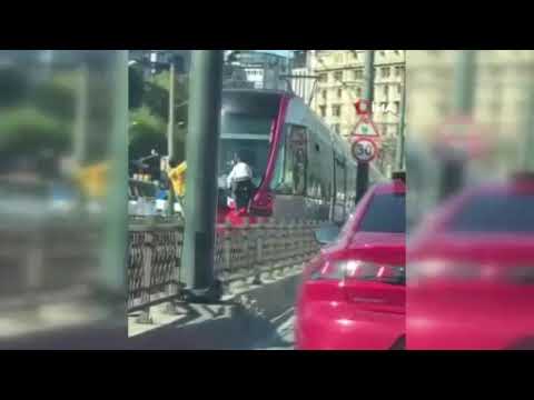 Çocukların tramvay ile tehlikeli yolculuğu