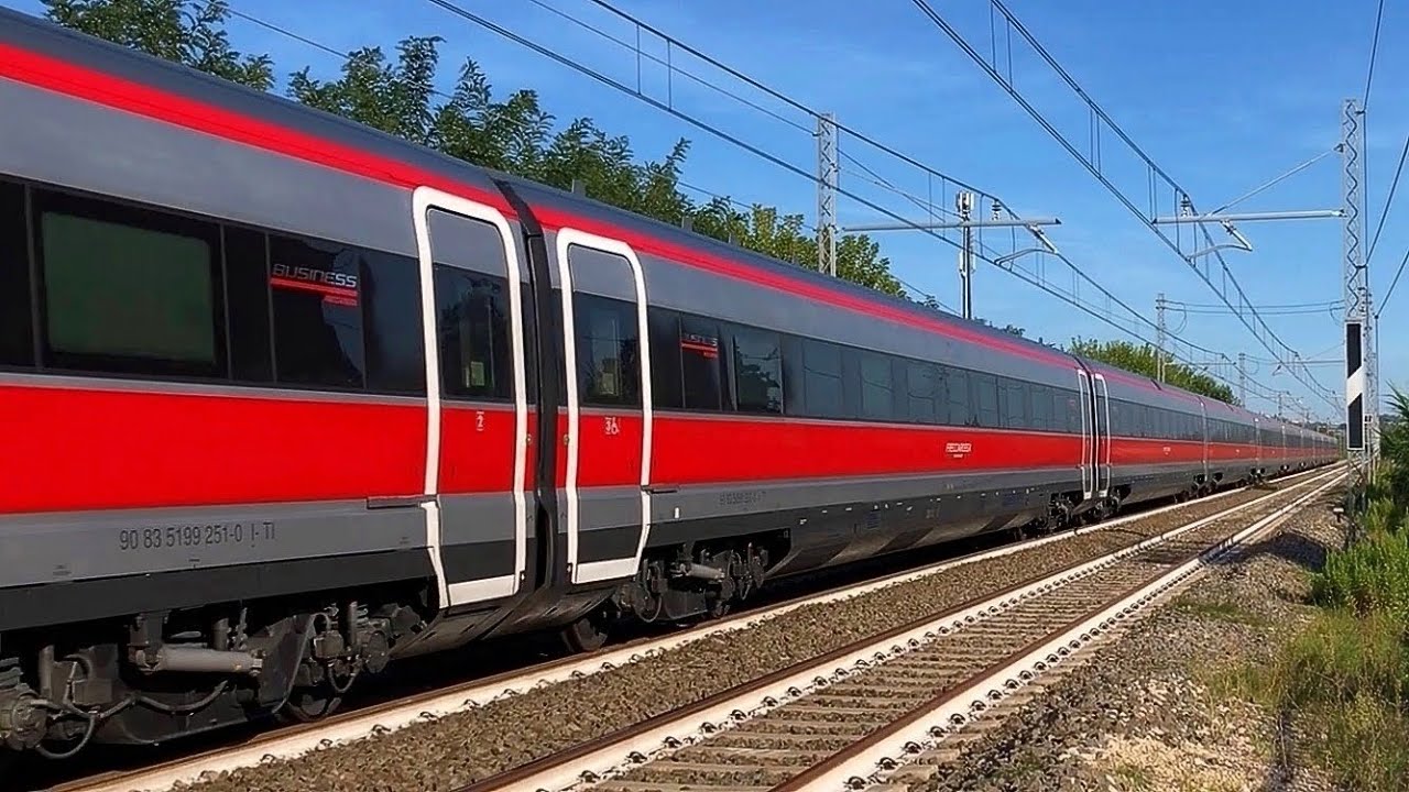 NUOVA LIVREA FRECCIAROSSA ANCHE SULLE CARROZZE DEGLI ETR500! - YouTube