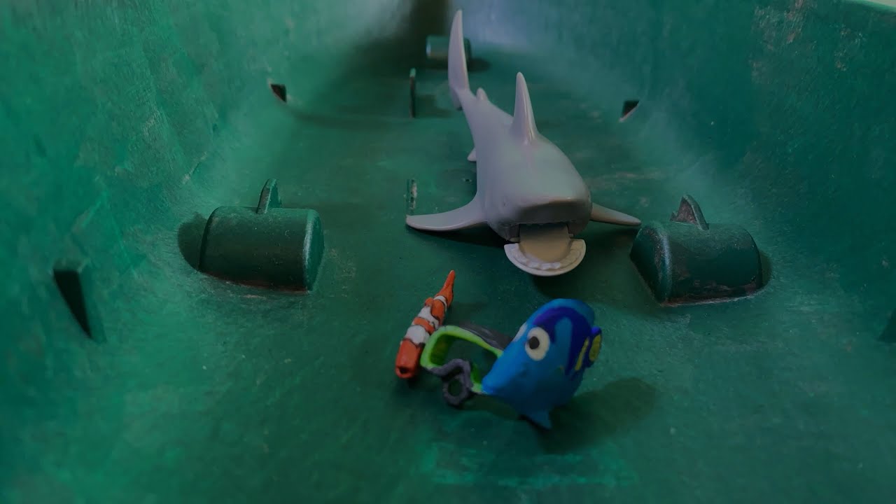 Finding Nemo 2.0 bruce attacks playmobil - YouTube