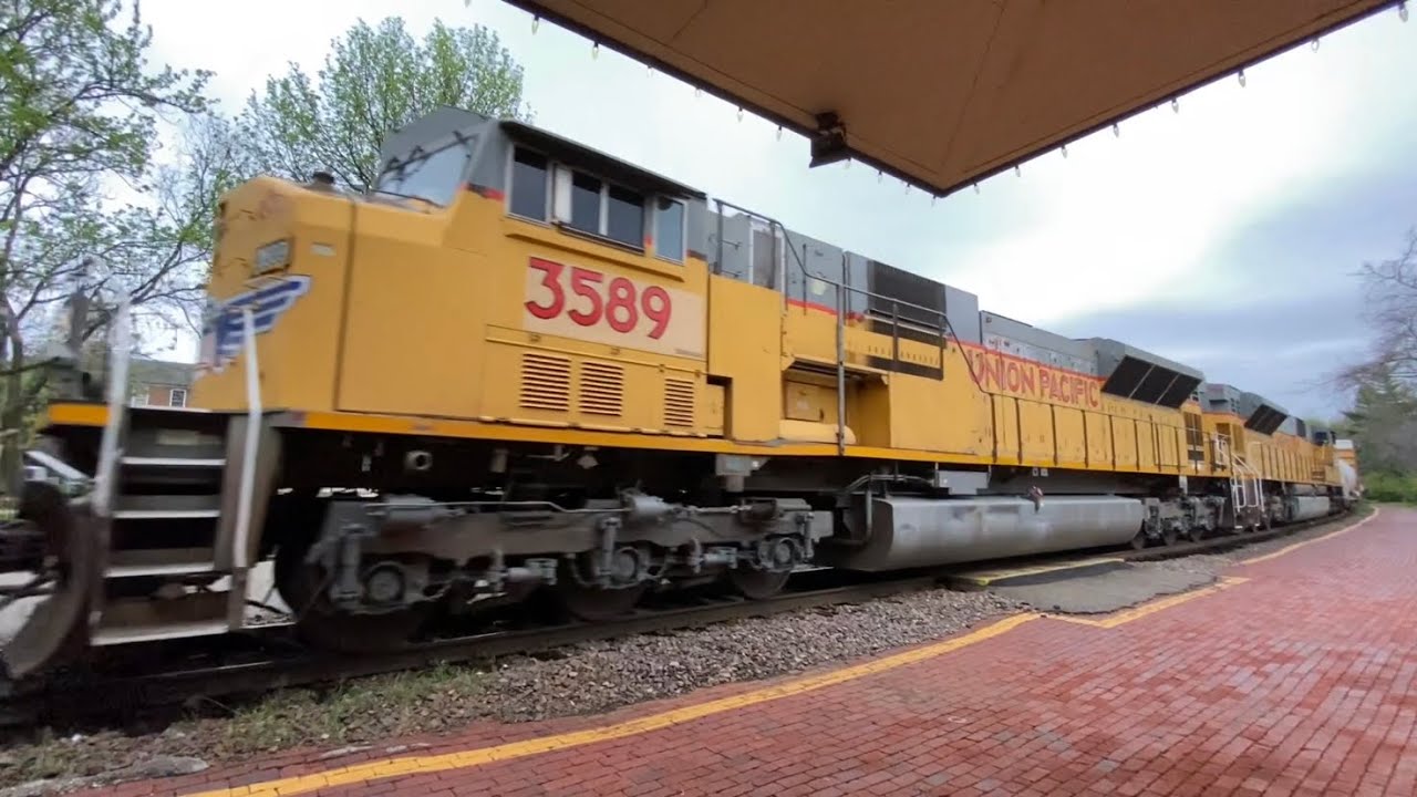 UP SD9043MACs! UP Mixed Freight Train - Kirkwood, MO - YouTube
