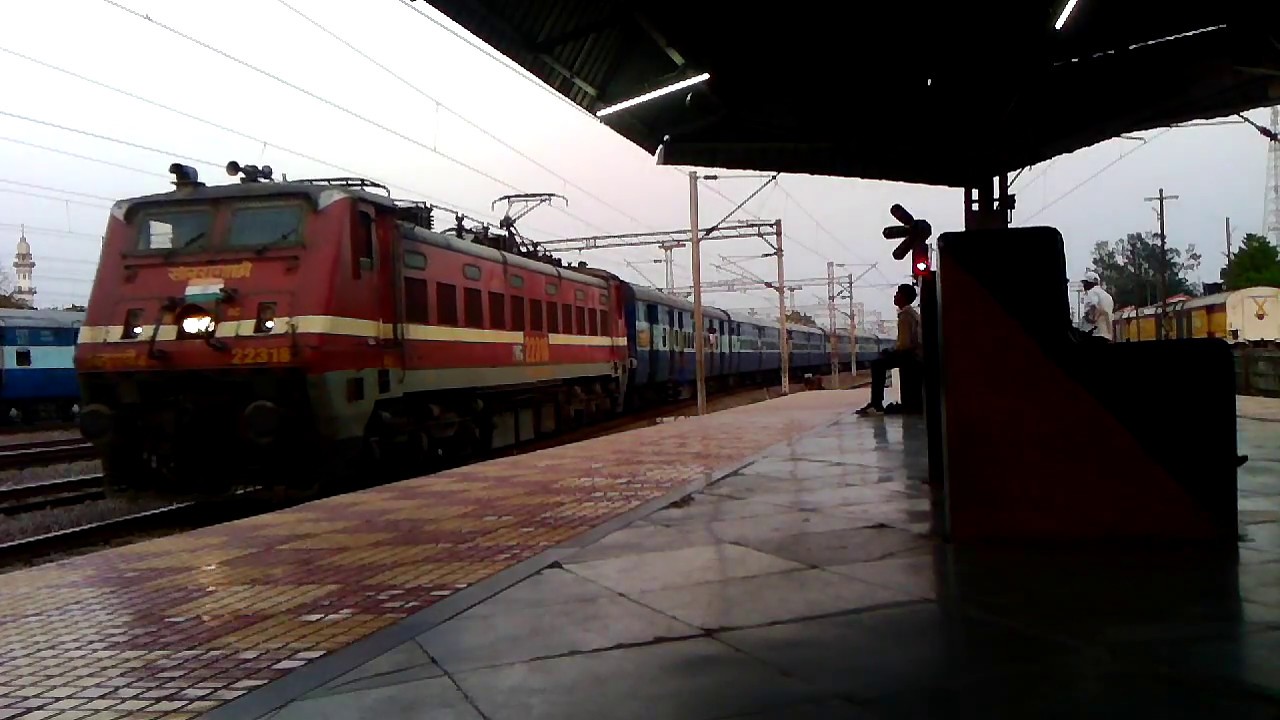 Vishakhapatnam Hazrat Nizamuddin SAMTA Express Arriving At Durg ...