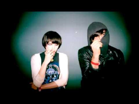 Crystal Castles Baptism 8 bit. aun mas de lo que ya es! #crystalcastles ...