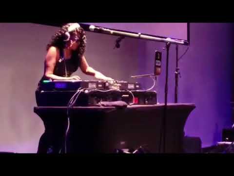 DJ Cocoa Chanelle w/ Salt N Pepa Performing Push It - YouTube