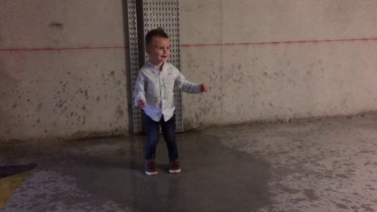 Nathan qui saute dans la flaque d’eau 10/2018 - YouTube