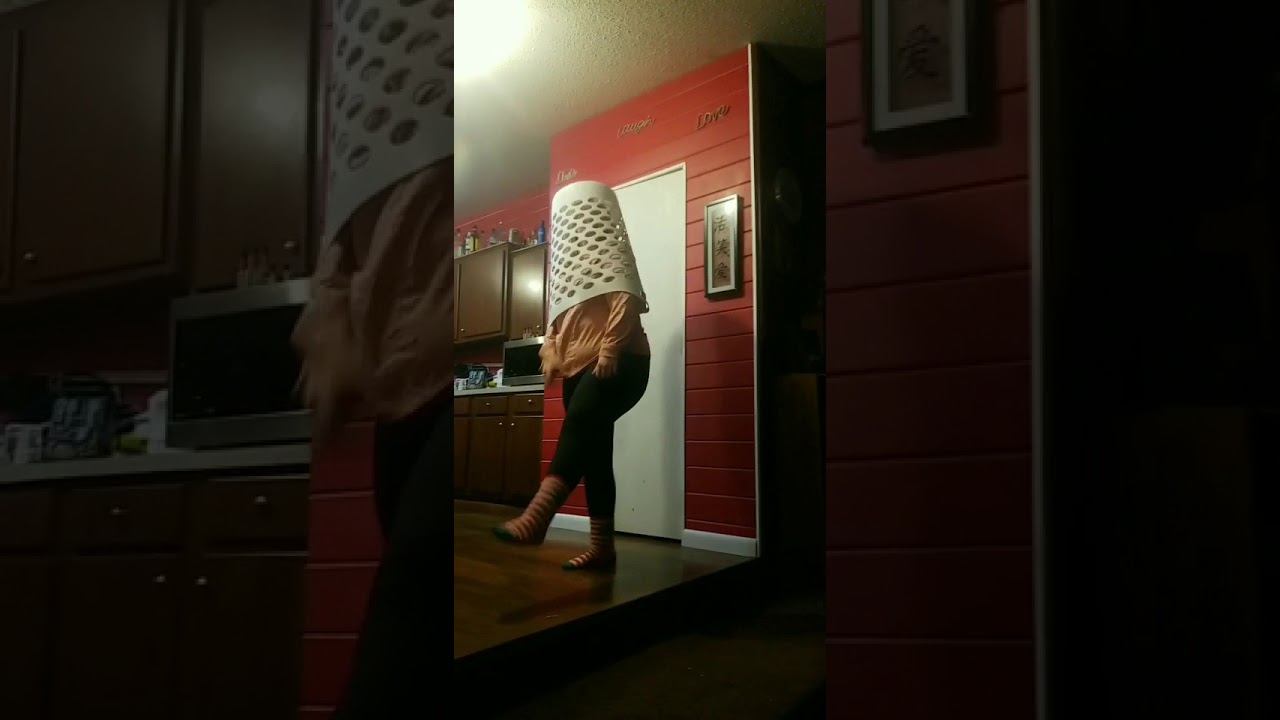 Her way of facetiming with friends - YouTube