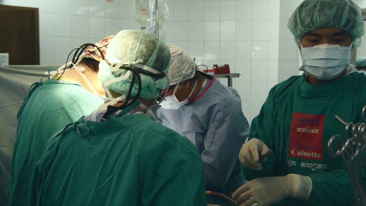 Dara Vuth, opéré au Cambodge - YouTube