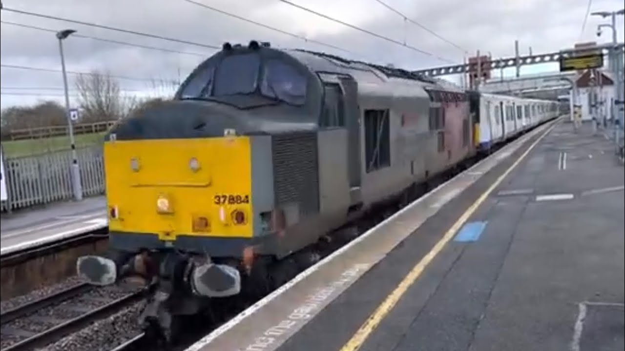 Freight trains and great western railway trains at Iver GWML (23/12/22 ...