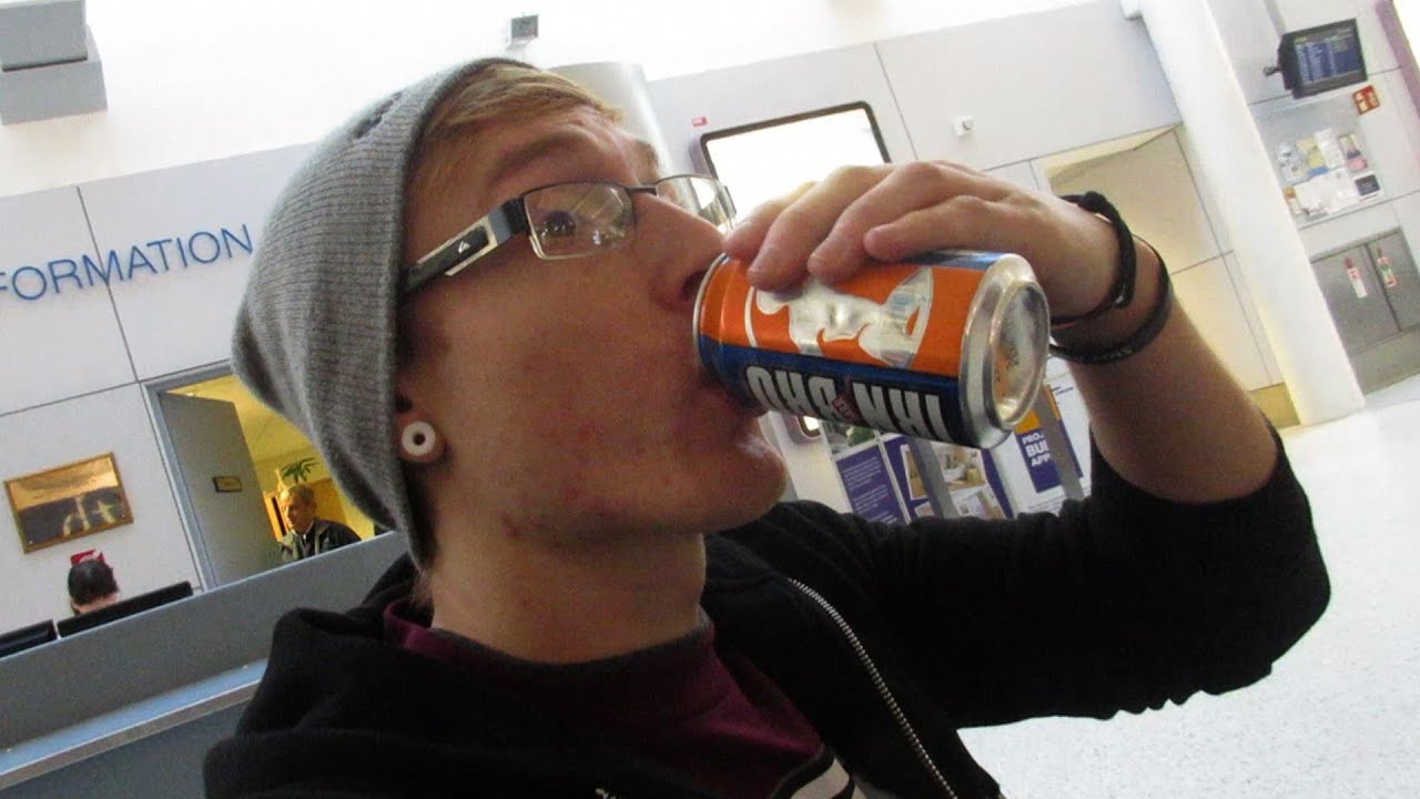 ENGLISH GUY TRIES IRON BRU! vlog 104 - YouTube