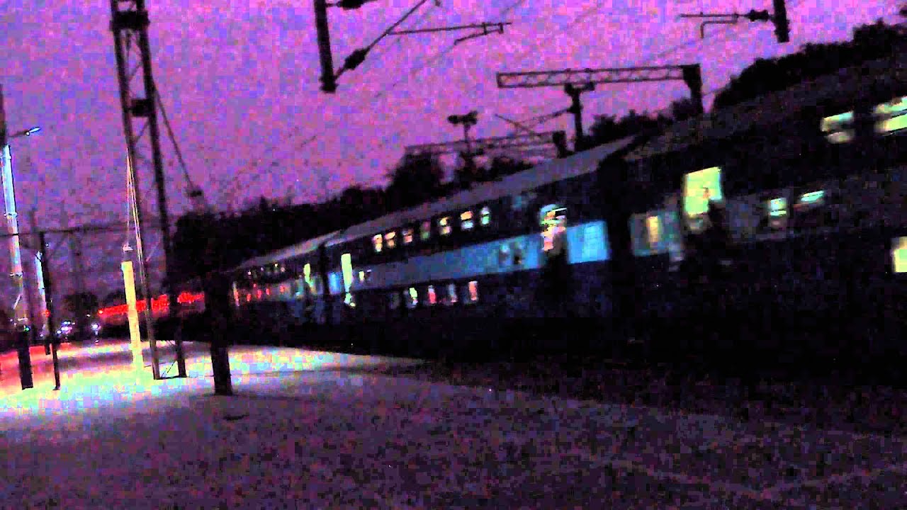 12921 Flying Ranee Express Comes To A Scheduled Halt At Palghar - YouTube