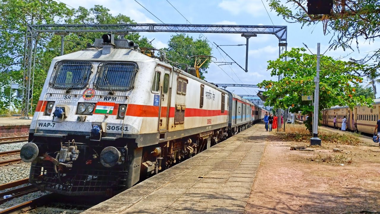 Nizamuddin Trivandrum SF Express Overtaking Mangaluru Coimbatore ...