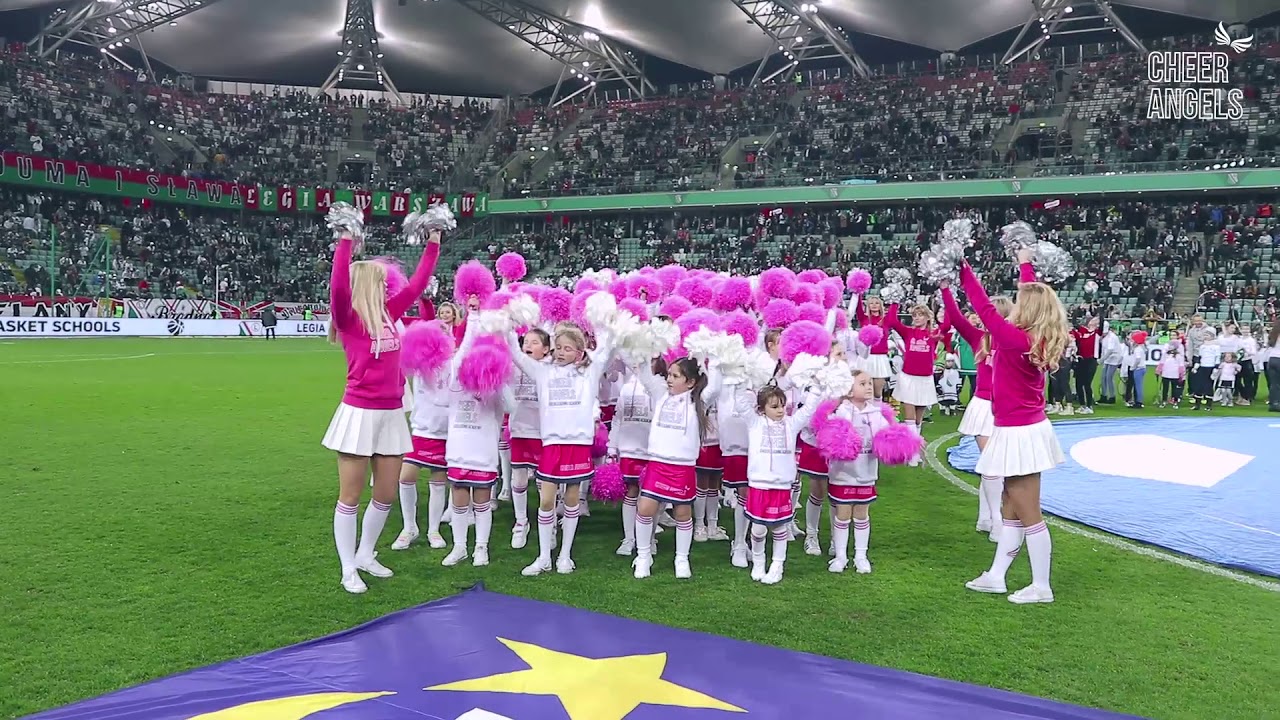 Dziewczyny górą! Cheer Angels podczas przemarszu dziewczyńskich sekcji ...