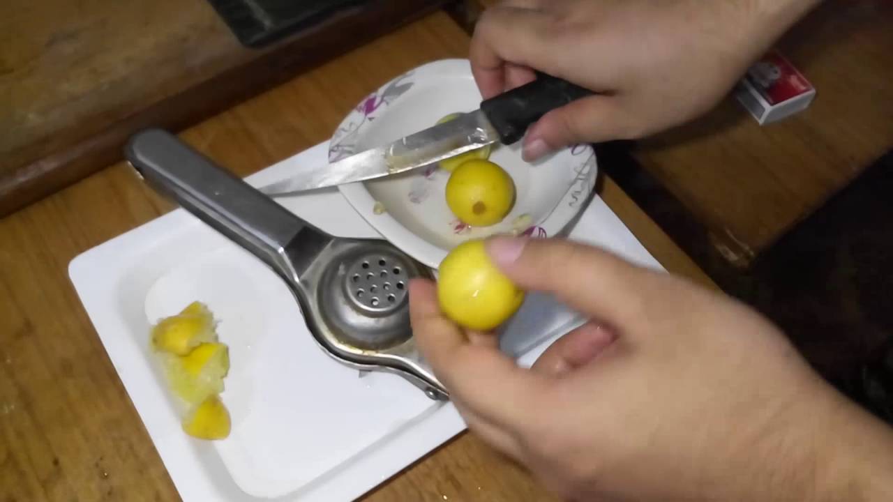 How To Cut & Squeeze Lemon Two Easy Ways - YouTube