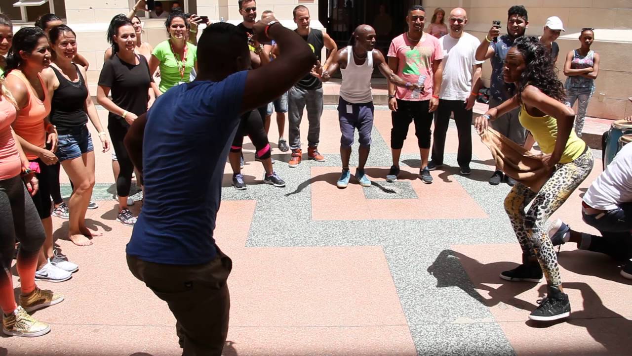 Ritmo Cuba 2016 - Rumba improvizada en patio (Alberto Valdes) - YouTube