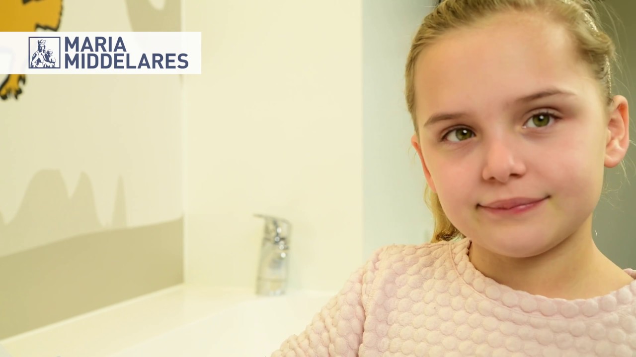 Hoe kan een kind zelf zijn neus spoelen met een neuskannetje? - YouTube